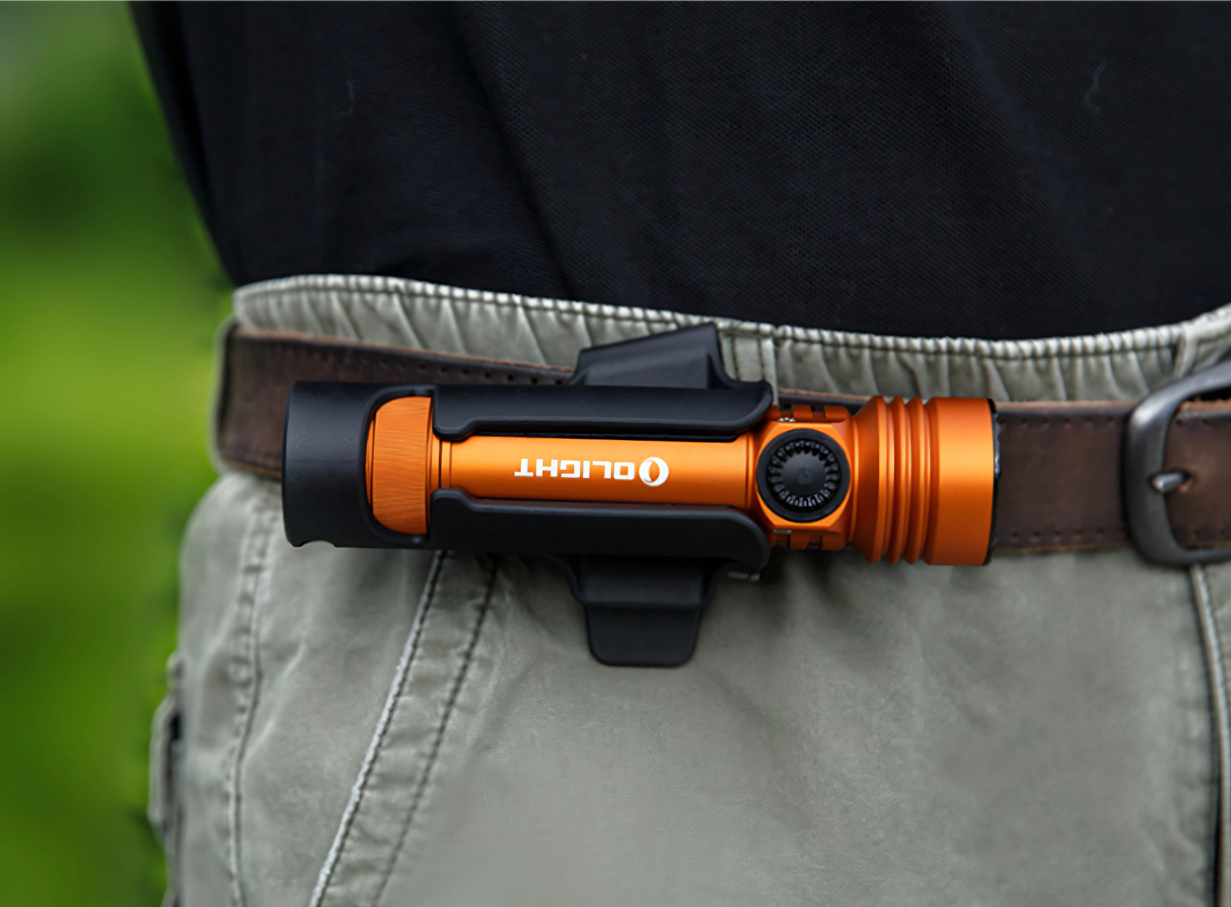 Seeker 4 Pro High Power Flashlight 4600 Lumens Dual Charge Light - Olight
