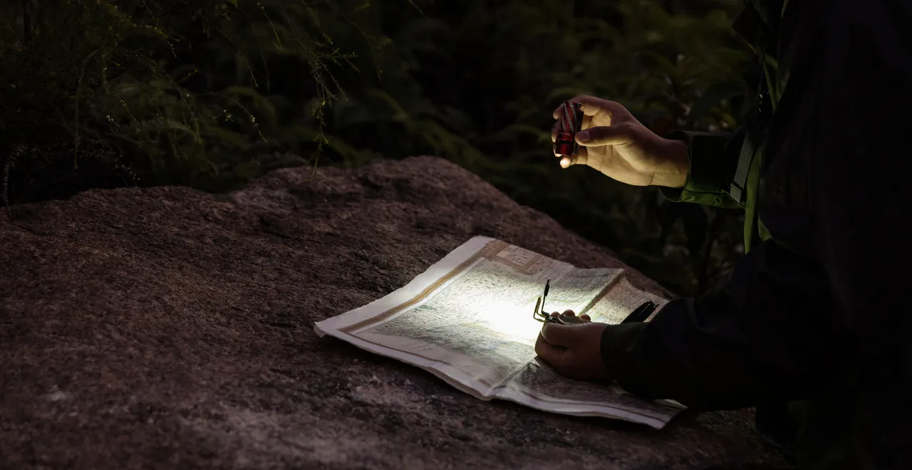 Baton 4 Premium EDC Flashlight 1300 Lumens Mini 190 Day Runtime - Olight